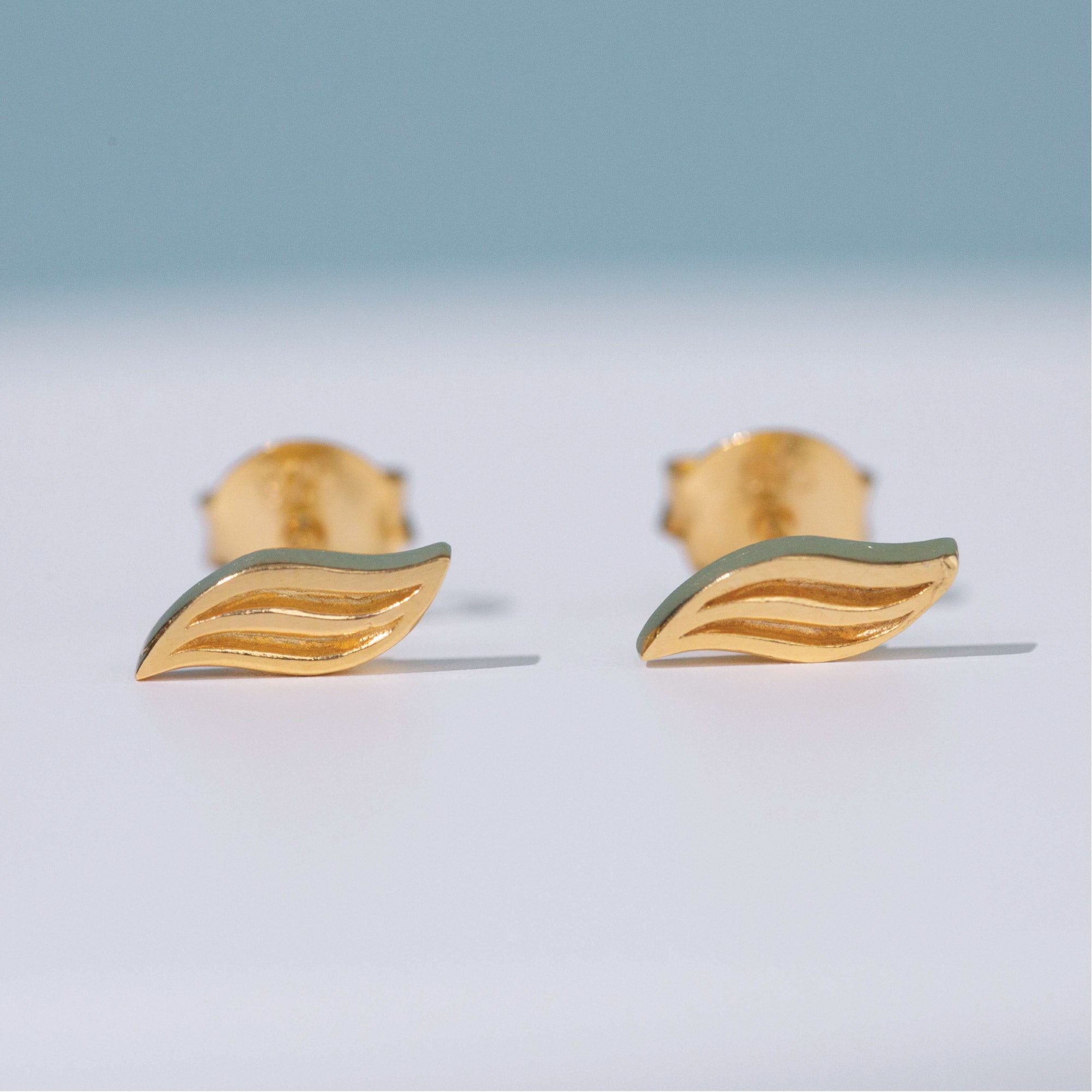 Dainty Women's Gold Wave Earring Stud - 18k Gold – float