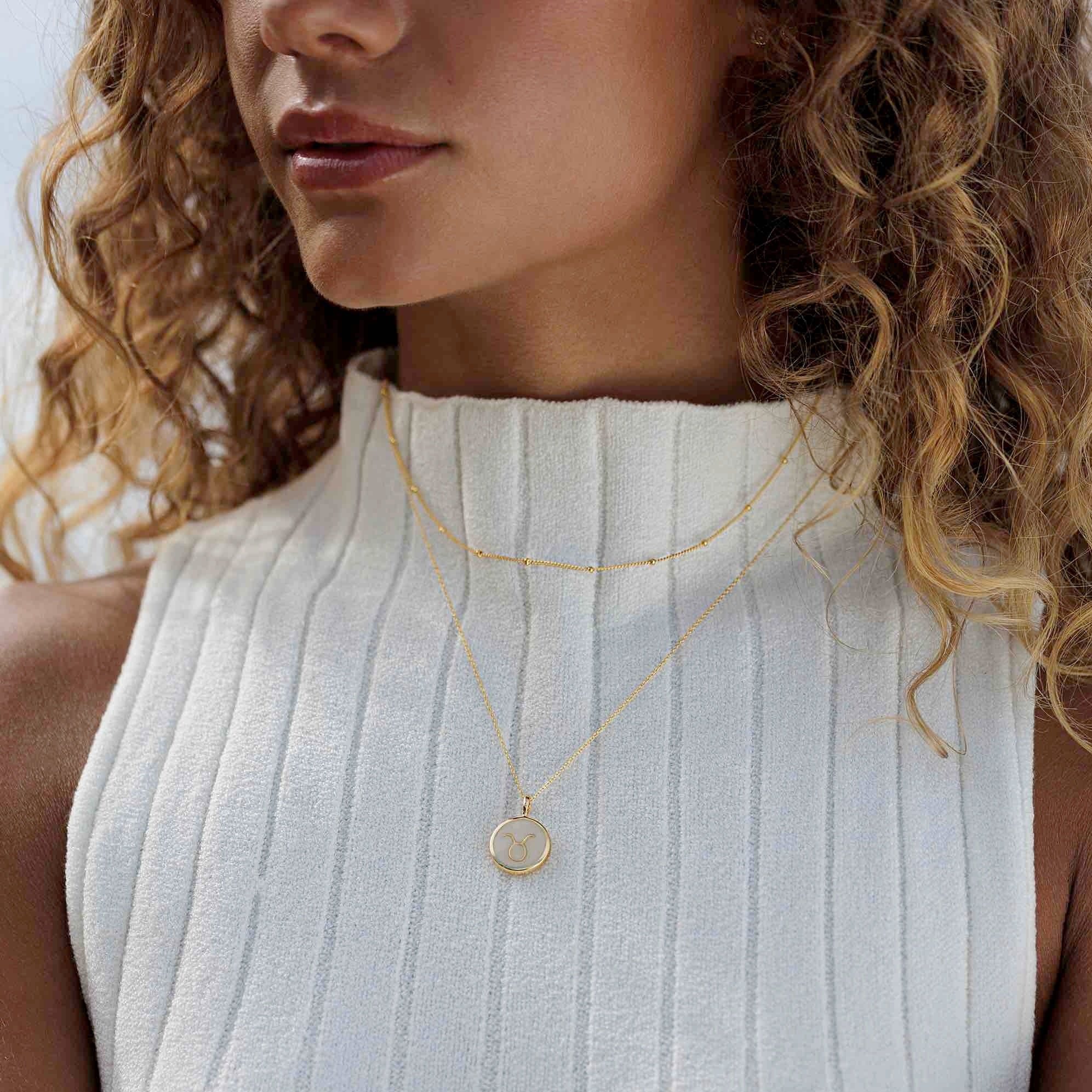 Zierlicher Damen Halsketten Anhänger Gold mit Sternzeichen Symbol – Stier / Taurus – float